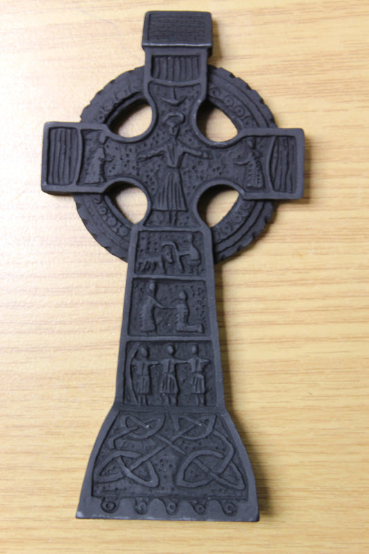 Liffey Artefacts Irish Turf Celfic Cross Self Standing – Siopa An Carn